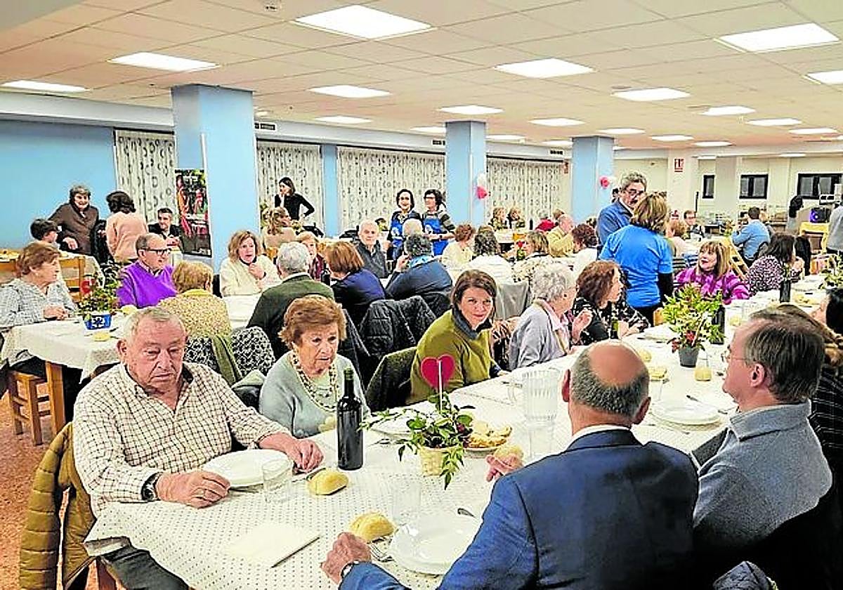 El albergue acogió la cena solidaria de Manos Unidas de Miranda | El Correo